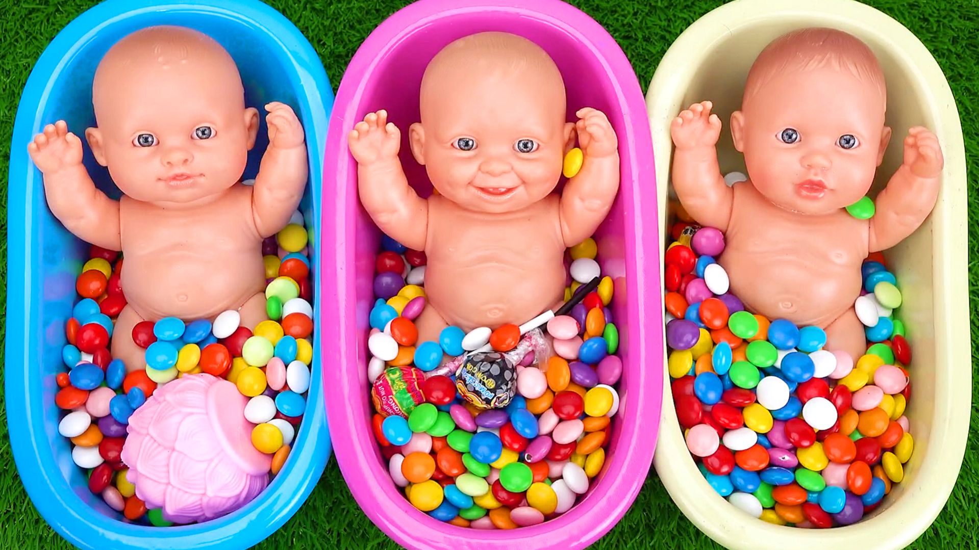 Мультики для малышей про кукол пупсиков в ванночках с цветными конфетами. Мультики для детей