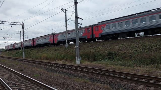 Электричка ЭТ2М едет в сторону платформы "Рыбацкое"