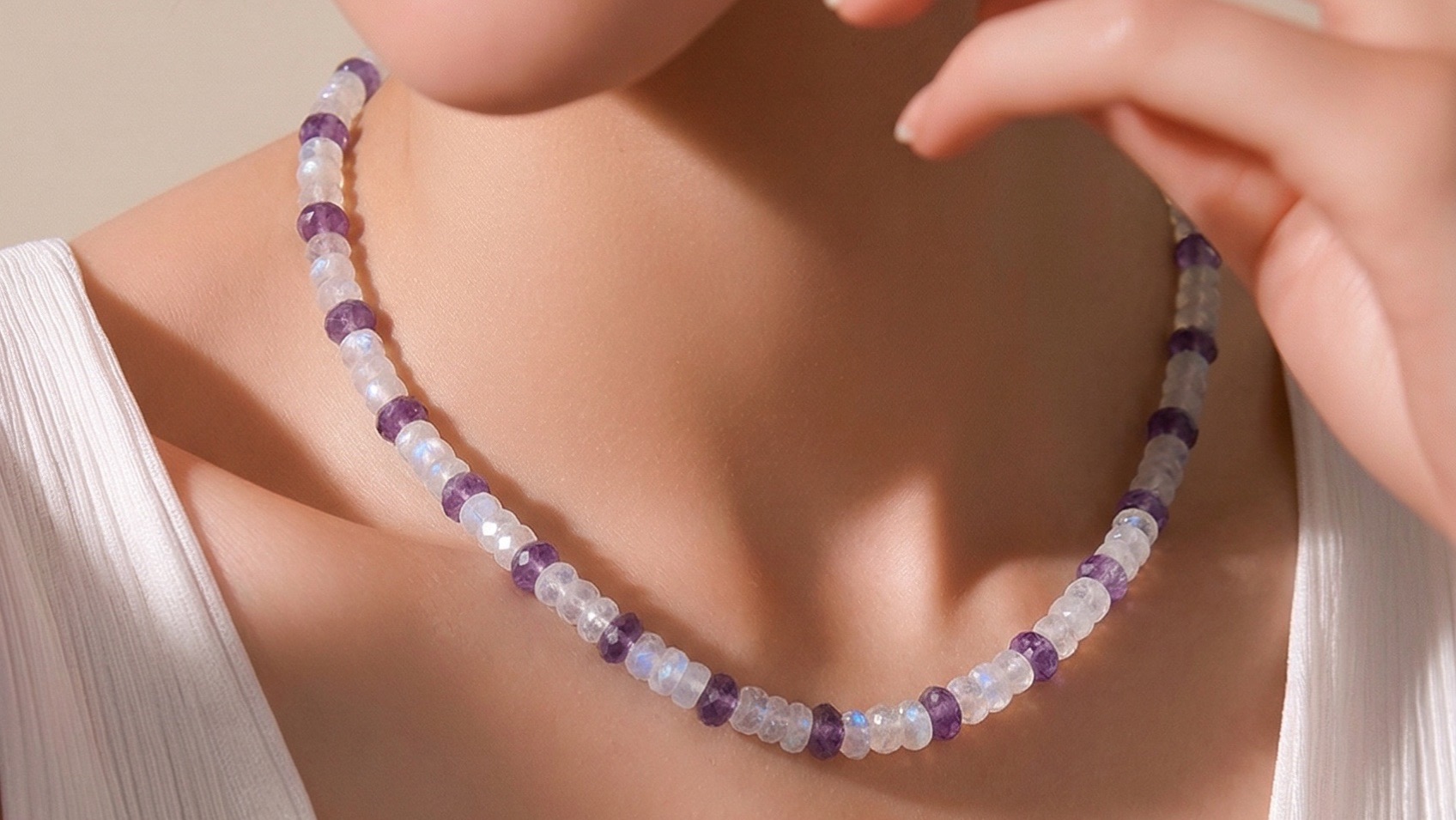 Нежное колье из натурального аметиста и радужного лунного камня