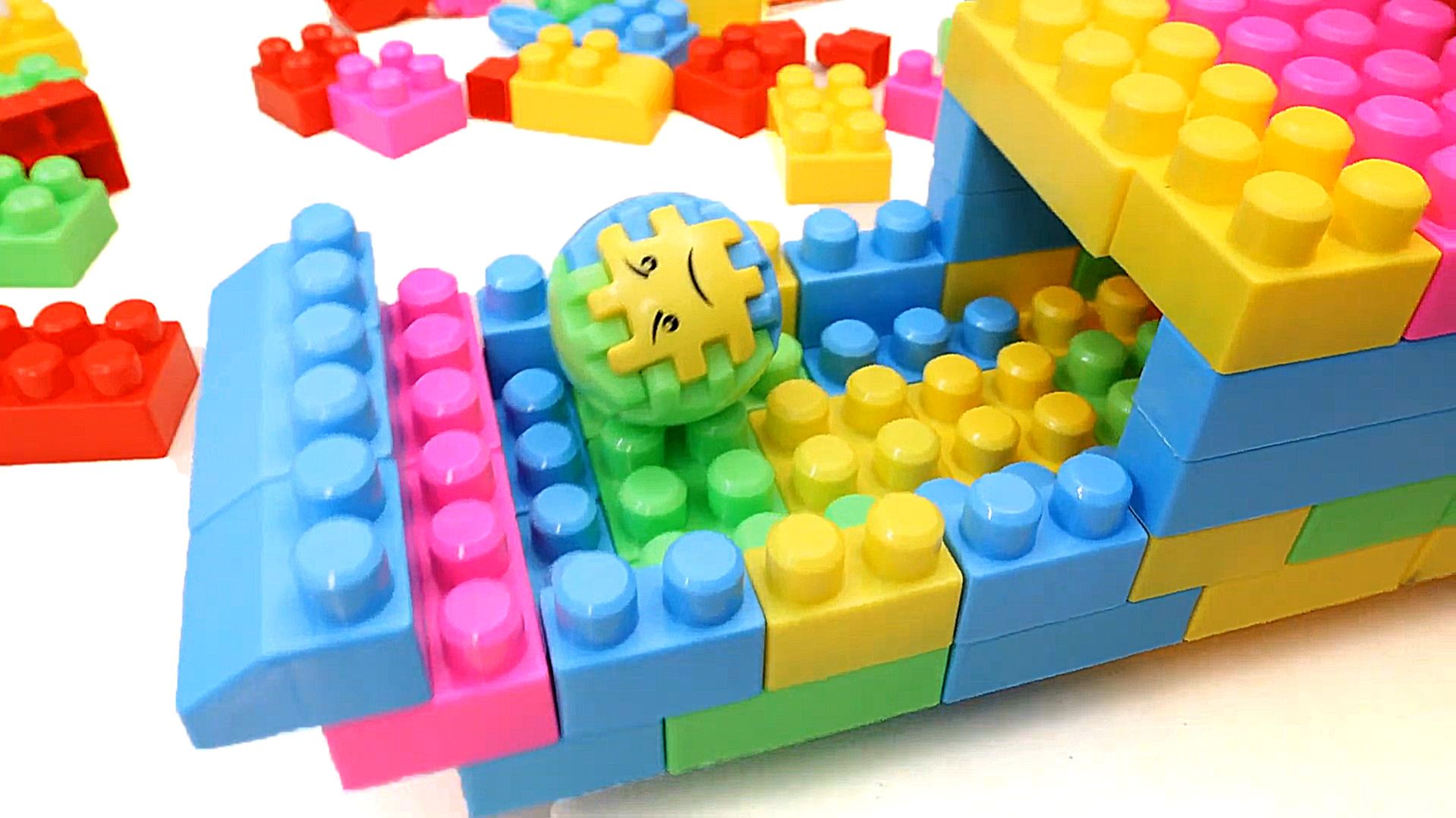 Развивающие детские игрушки. Мультики для малышей. Лего конструктор