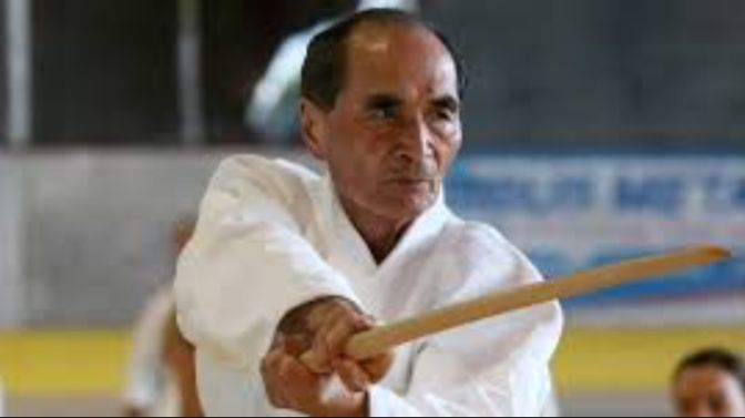 Тада Сэнсэй демонстрирует упражнения Нерибо для отработки техник.