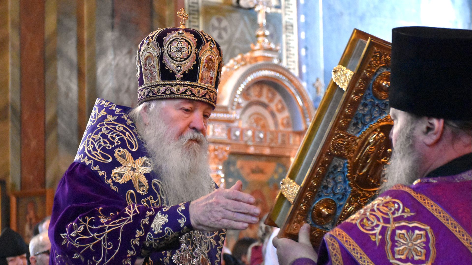 Ты светишь мне в кромешной темноте!