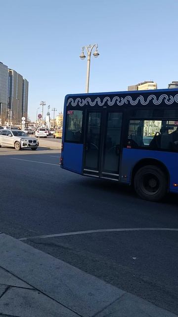 Автобус Мерседес Бенц на маршруте М34 у Белорусского вокзала в Москве.