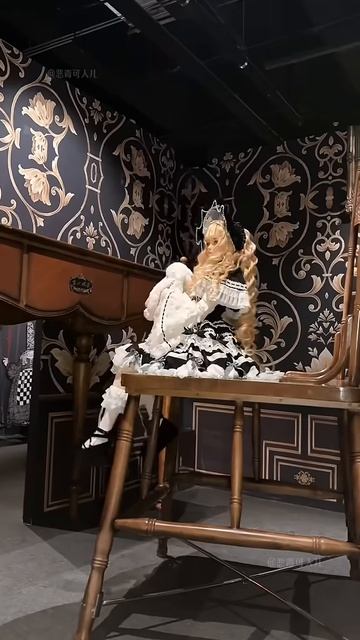 Маленькая кигуруми-куколка и огромный стул.)