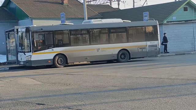 Два ЛиАЗа 4292.60  сдают назад на станции Голицыно