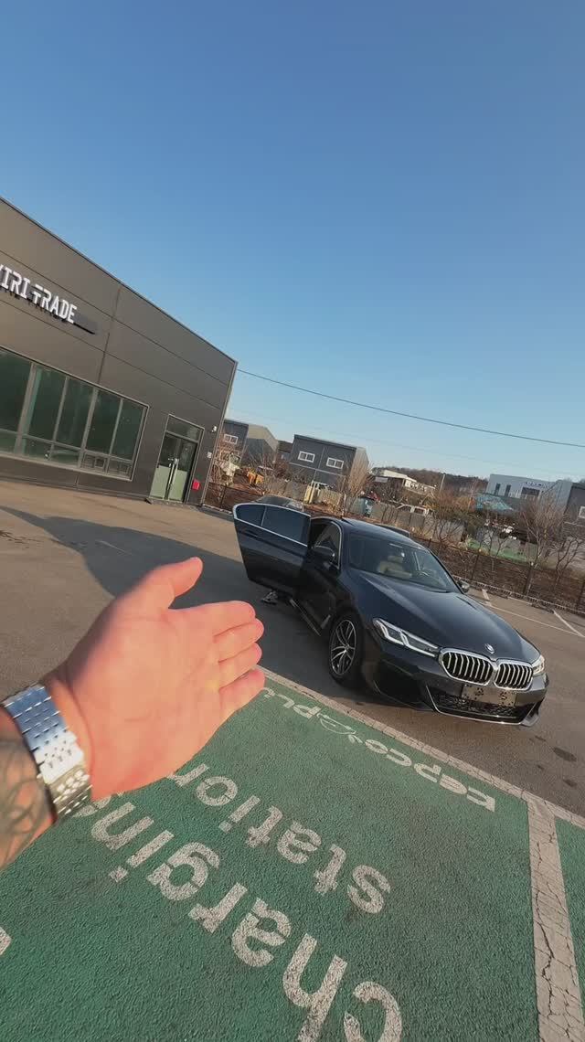 Это последняя BMW 523d. Дальше уже будет рестайлинг и эта версия уйдёт с рынка