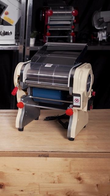 看как тесто превращается в лапшу одним движением? Тестораскатка DHH 220CL и FA 350