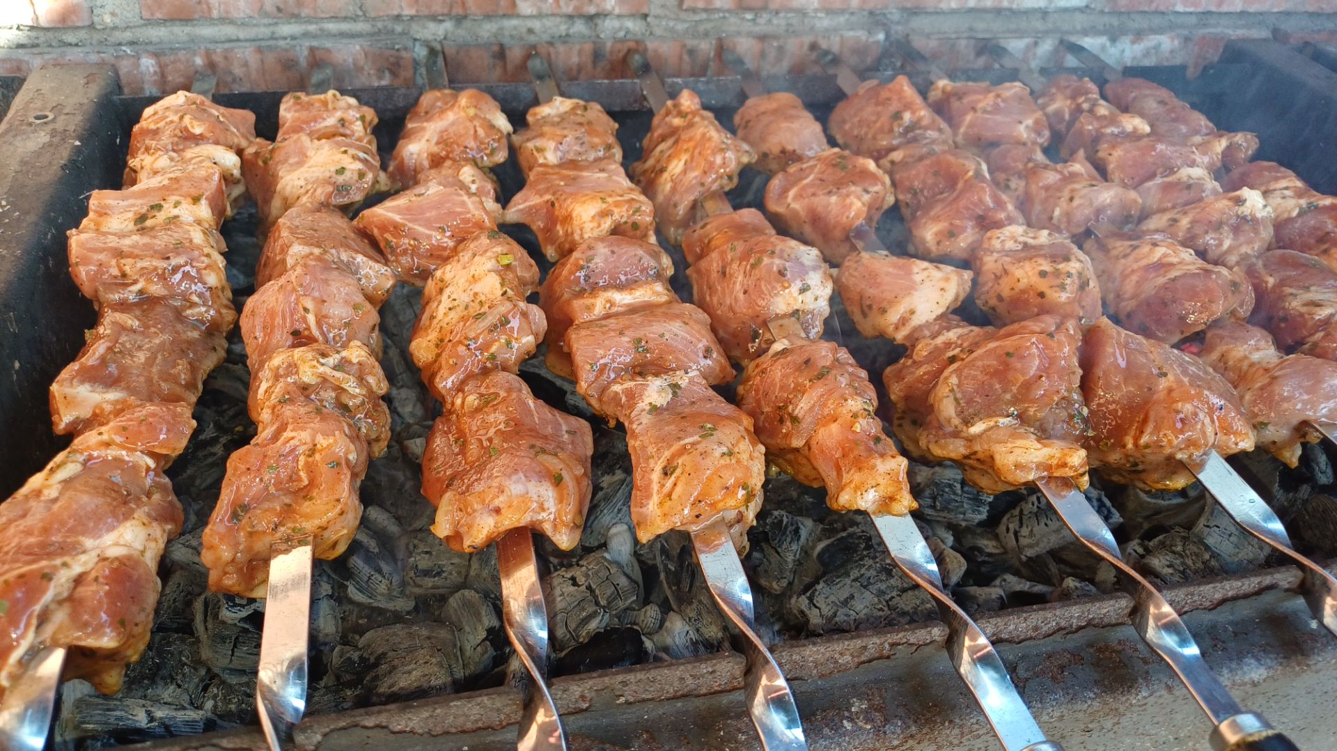 Сочный cвиной шашлык с секретным ингредиентом.