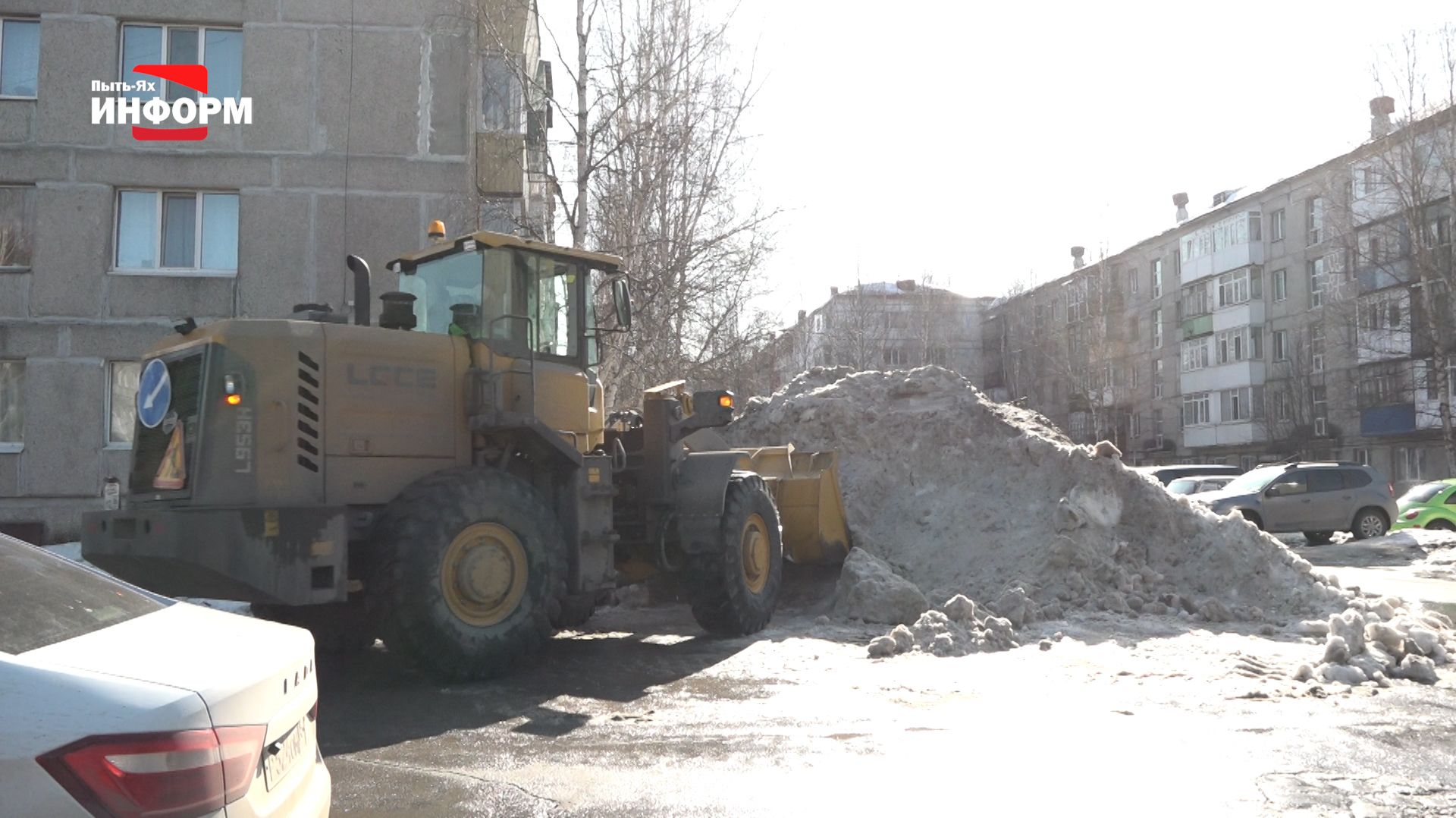 В Пыть-Яхе продолжаются работы по вывозу снежных масс