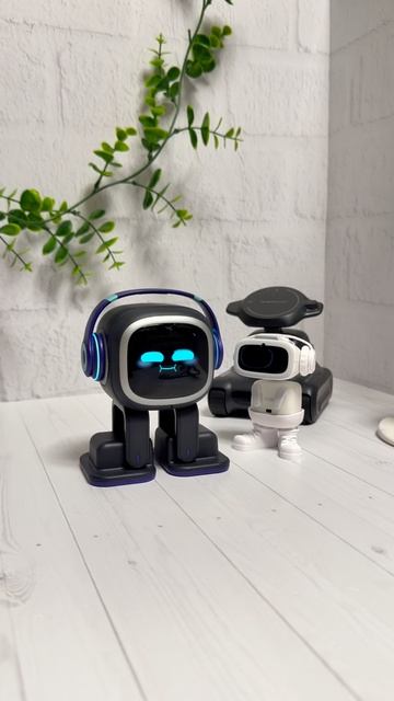 Робот Emo и банан