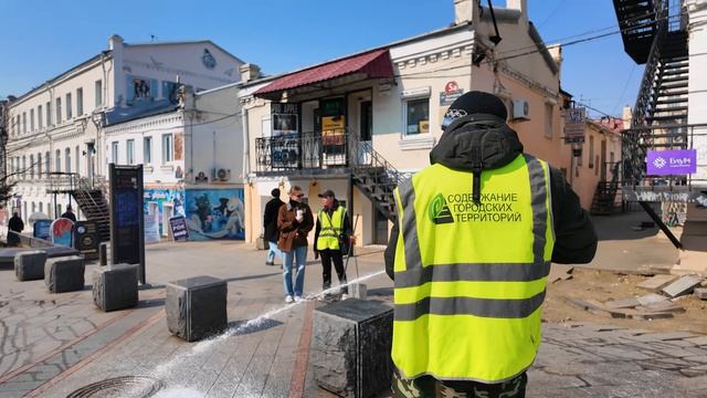 Дорожная служба и городские озеленители наводят порядок на улицах Владивостока после зимы.