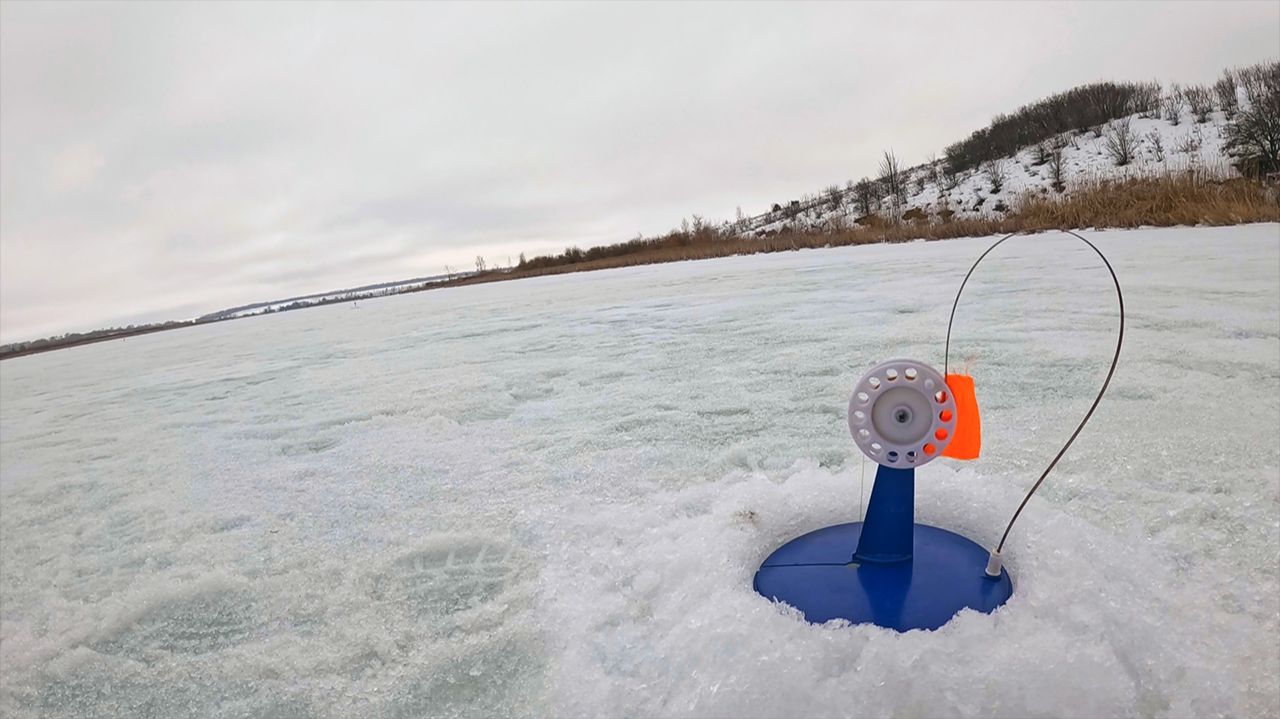 ВЫСТАВИЛ ЖЕРЛИЦЫ ПО ПОСЛЕДНЕМУ ЛЬДУ И СРАБОТКИ ПОПЕРЛИ! ОТЛИЧНАЯ РЫБАЛКА ПОЛУЧИЛАСЬ! ПОСЛЕДНИЙ ЛЕД