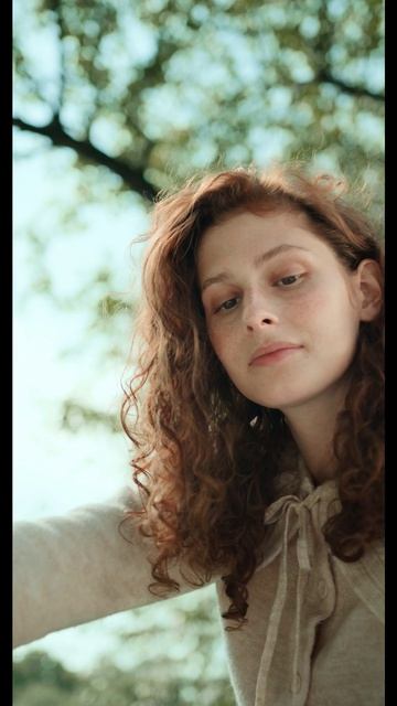 Девушка с яблоком. Модный стиль. Atmospheric Shine. Музыка для блога