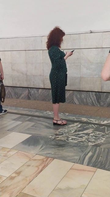 Станция метро Тургеневская интерьер пассажиры поезда Москва 19