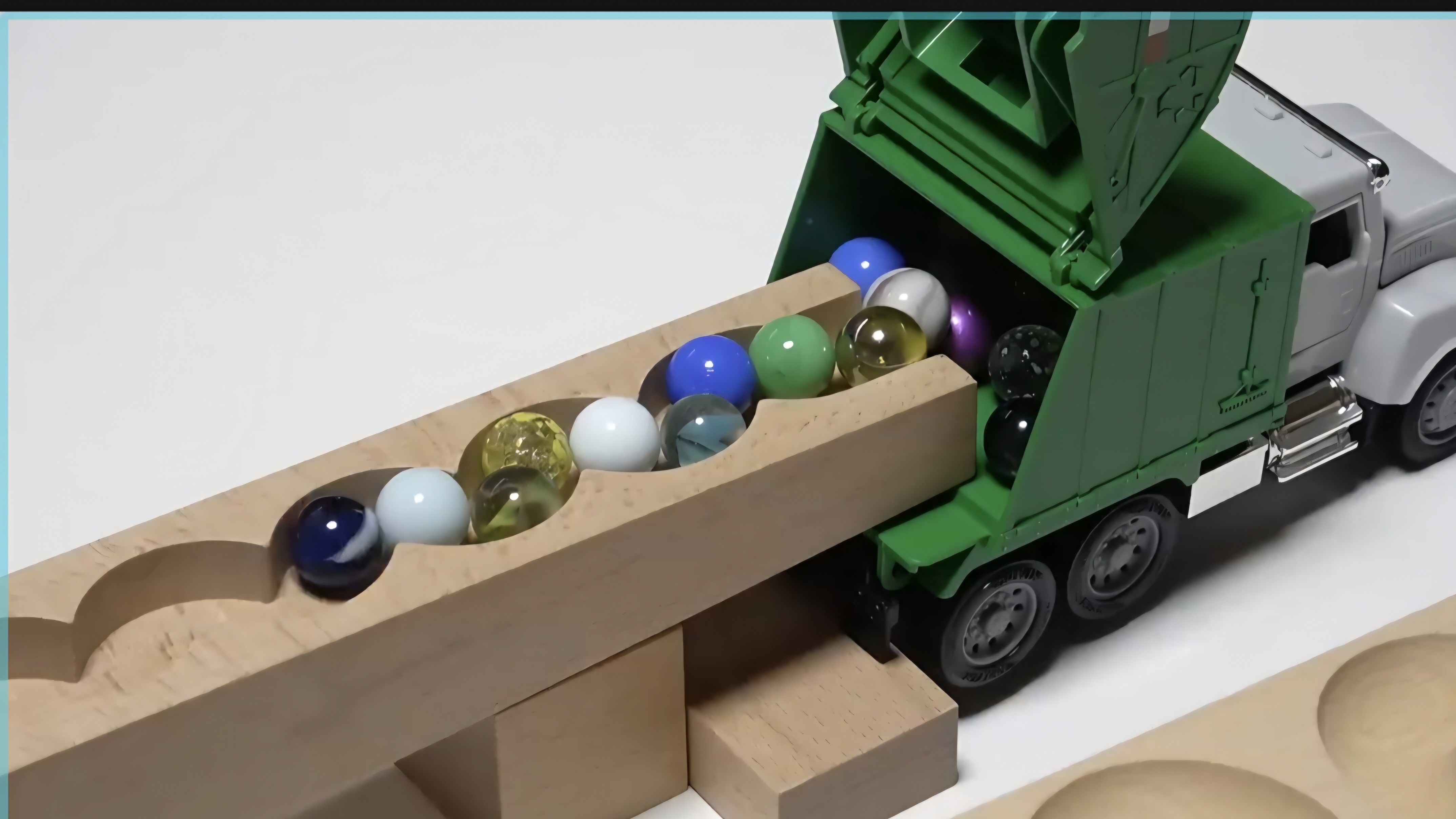 МУЛЬТИКИ ДЛЯ ДЕТЕЙ ПРО МУСОРОВОЗЫ. СОБИРАЕМ ШАРИКИ В МАШИНКИ.