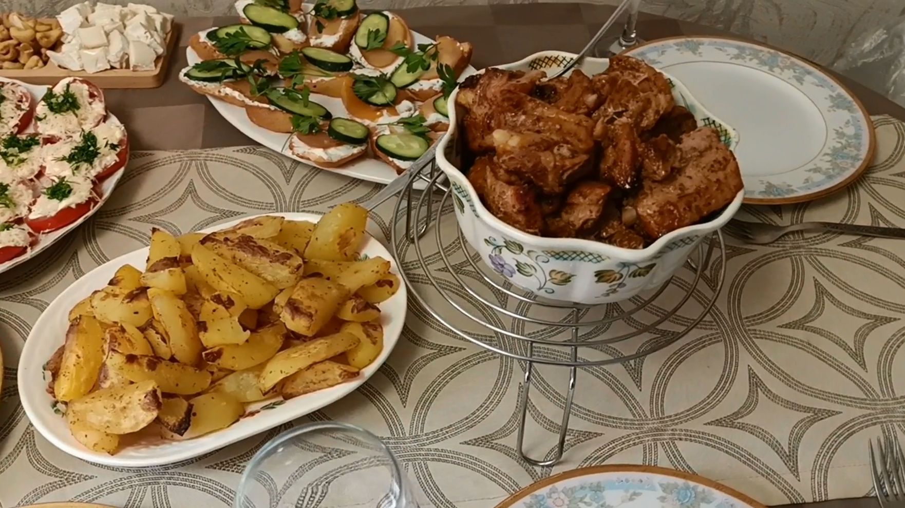 Стол у Людмилы.