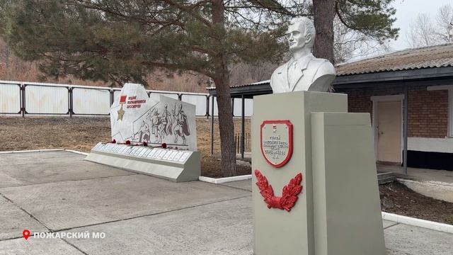 Губернатор посетил мемориал на острове Даманский.