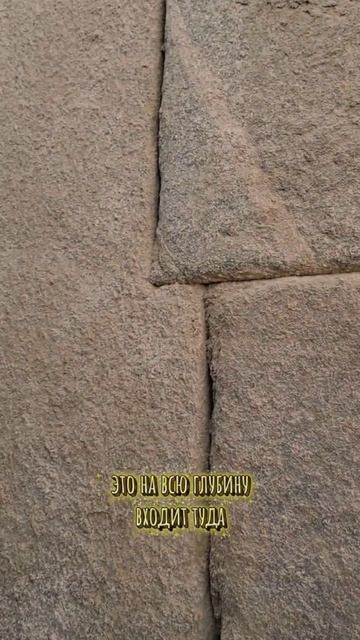 Плато Гиза, храм между пирамидами