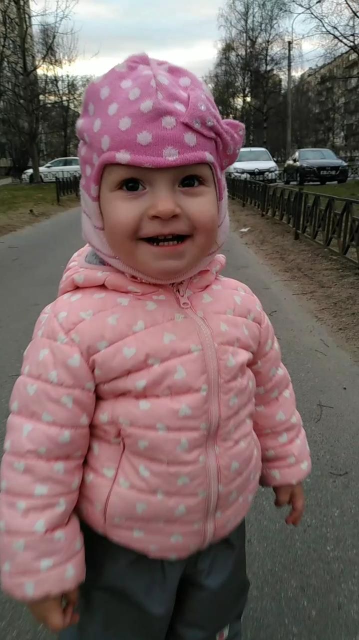 Арина на прогулке с мамой и бабушкой Леной после катания на качели играет в догонялки