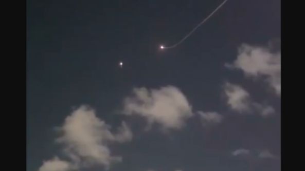 Иранская ракета уклоняется от израильской ПВО над Тель‑Авивом.