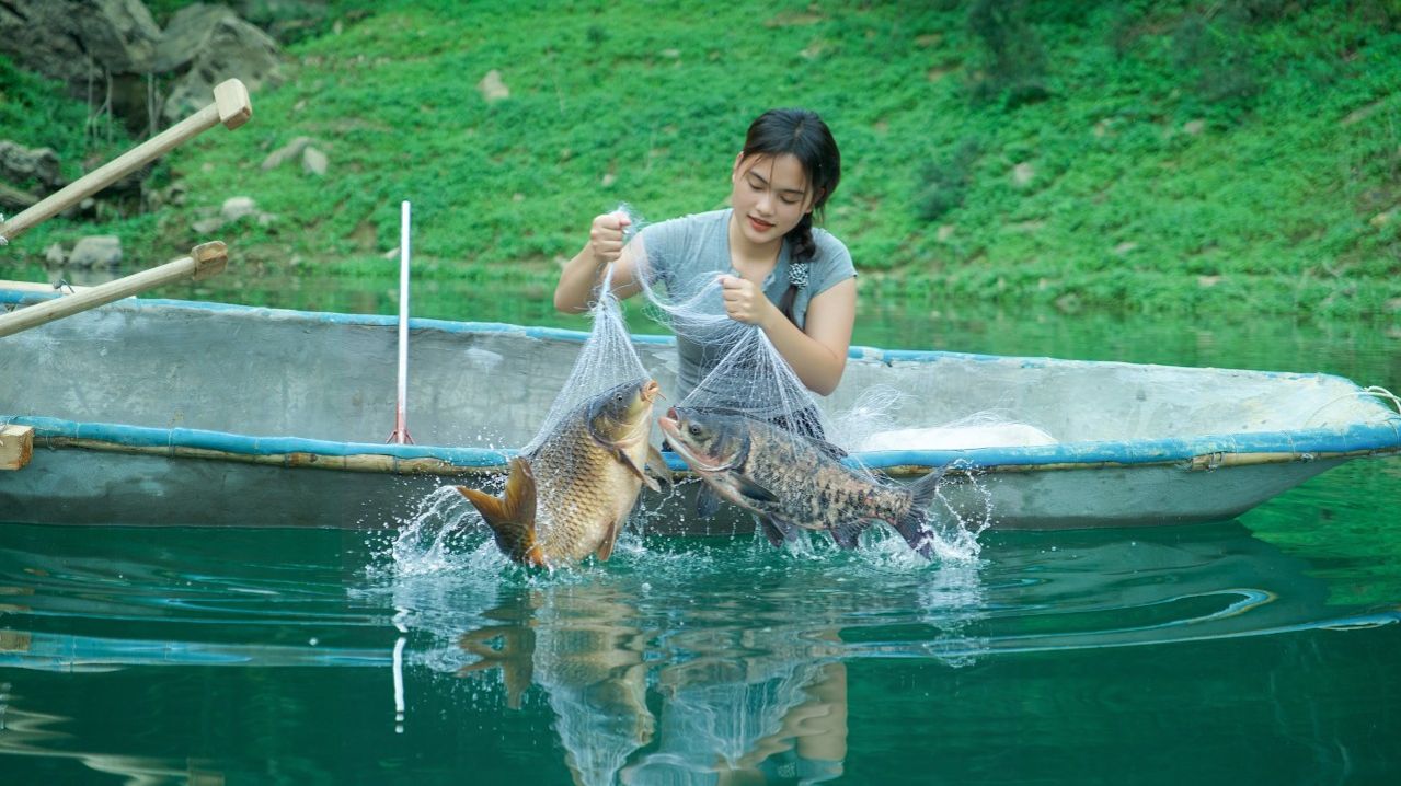 Solo Girl Builds Lake Shelter & Catches Big Fish Overnight