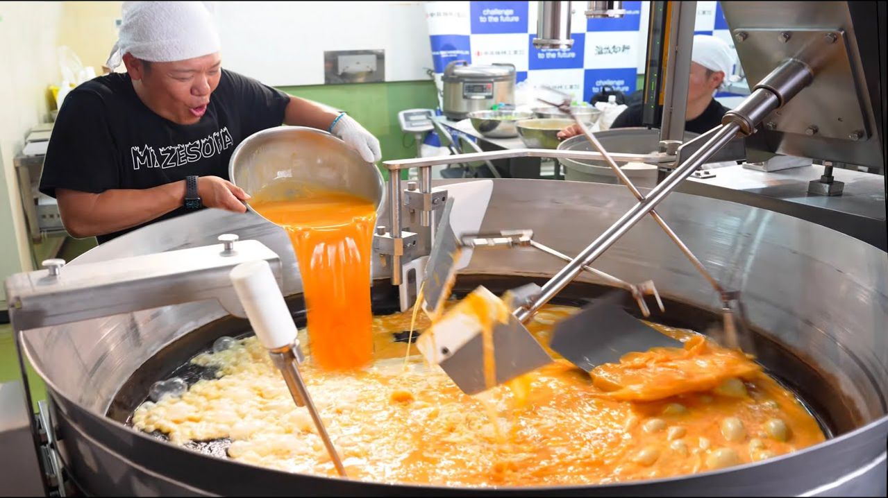 Гигантская машина для приготовления жареного риса и мастер по приготовлению жареного риса