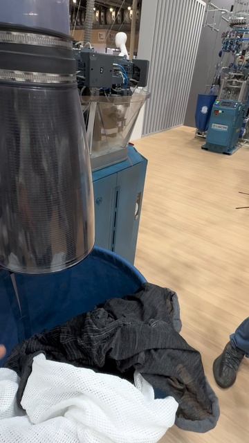 Вязальный автомат Santoni для бесшовного термобелья, в т.ч. двухслойного на выставке ITMA ASIA