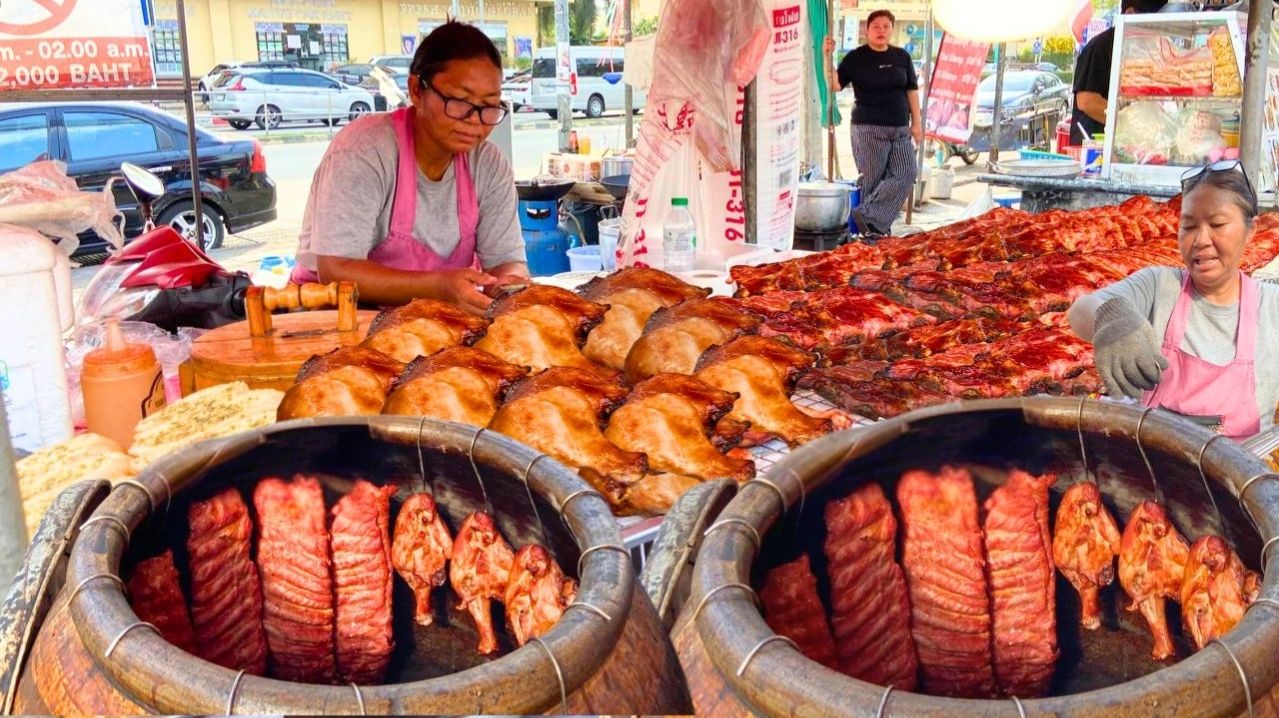 Лучшая жареная свинина и куриная ножка на углях от женщины-шеф-повара, тайская уличная еда