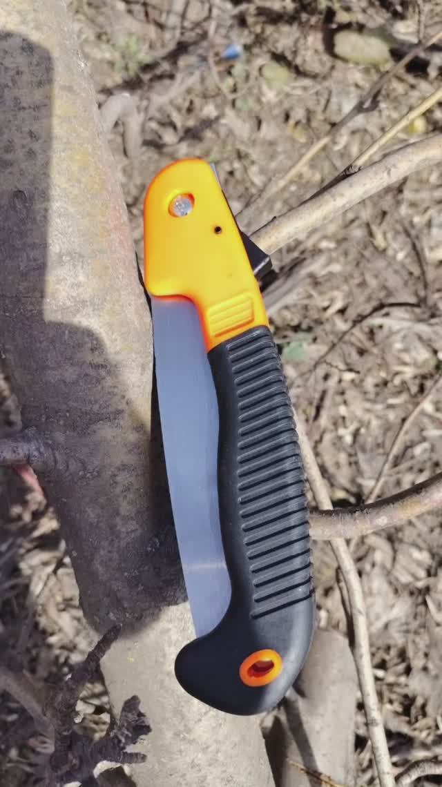 Компактная складная садовая пила - 27 см в разложеном виде. Удобно хранить, острая.