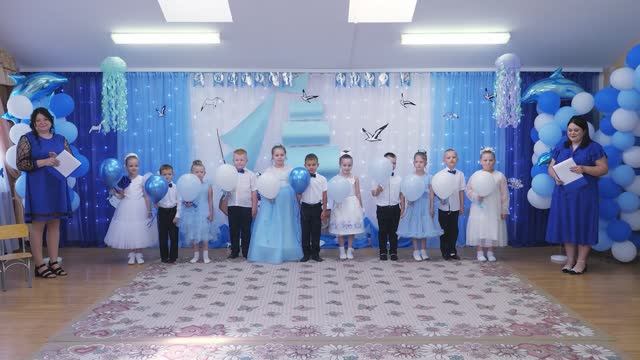 Красивый выход выпускников с шарами.