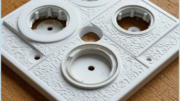 Резка пластиковых панелей по трафарету.