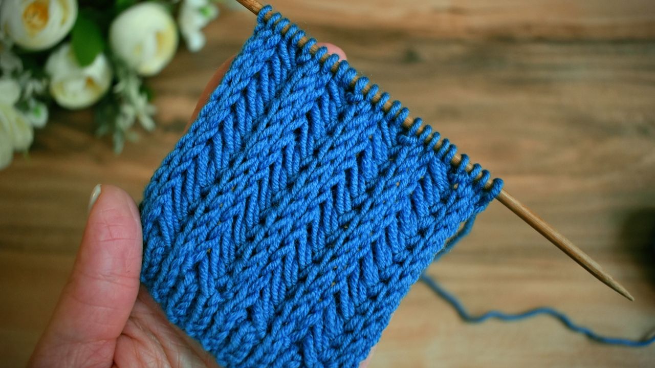 Бесподобный узор в 2 ряда, с переснятыми петлями