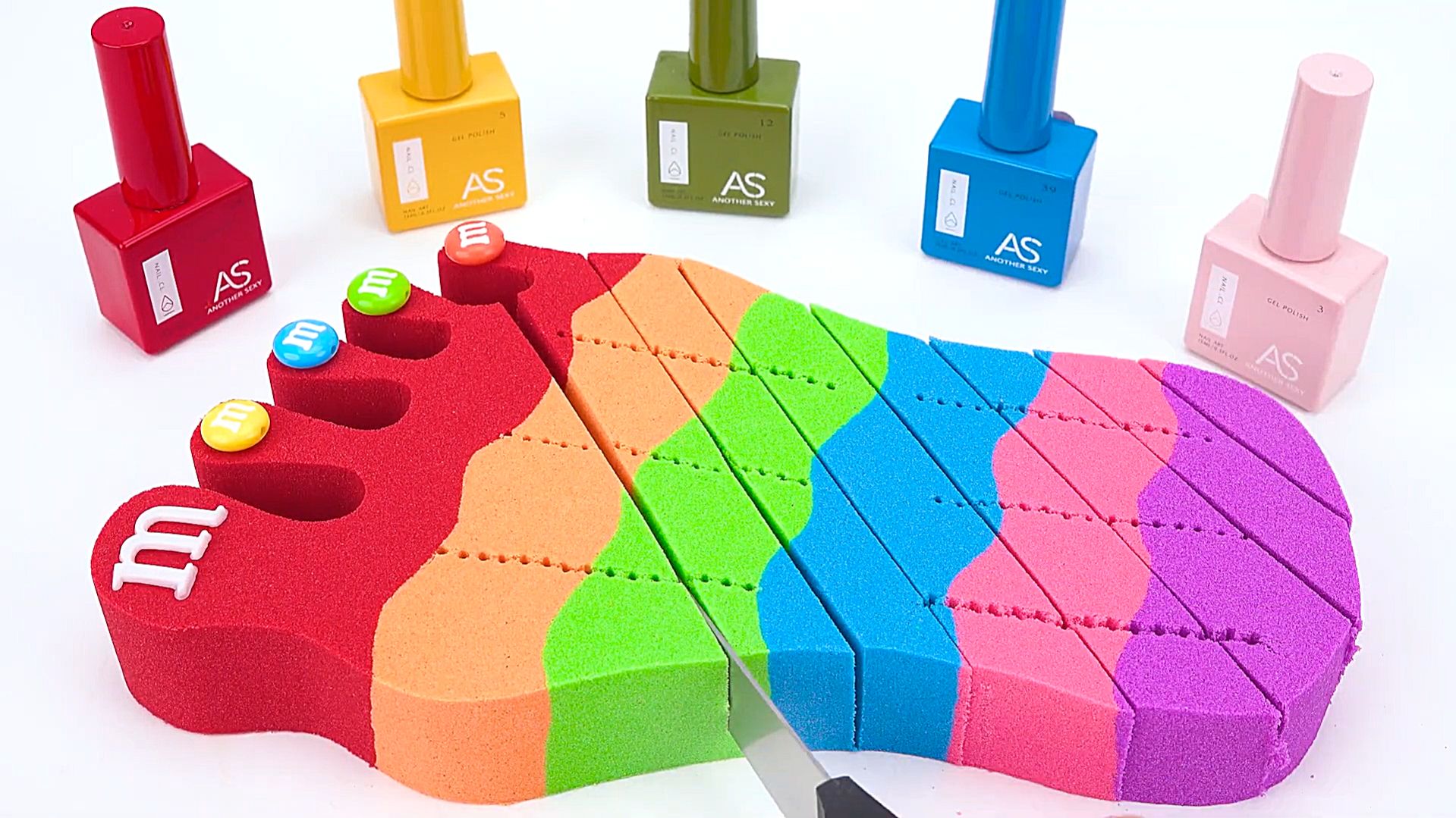 Мультики для малышей. Лепим ногу из кинетического песка