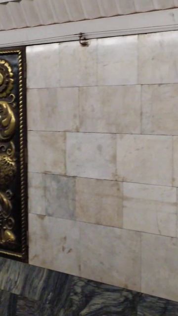 Станция метро Тургеневская интерьер пассажиры поезда Москва 29