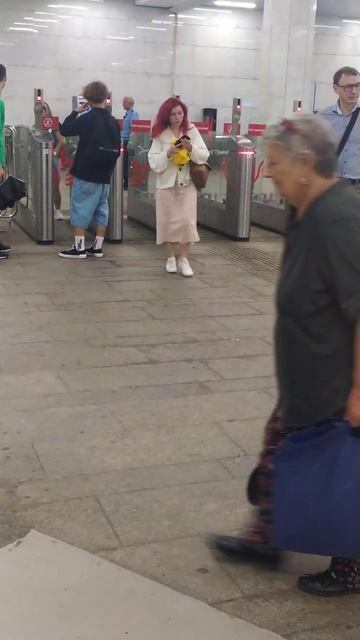 Станция метро Тургеневская интерьер пассажиры поезда Москва 18