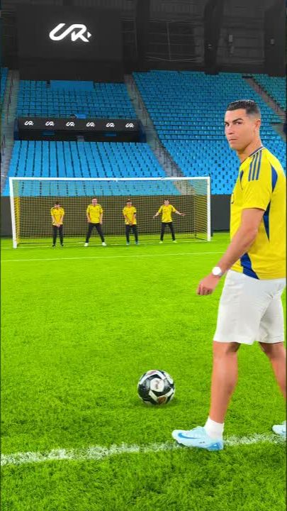 Сколько Человек Сможет Остановить Роналду?