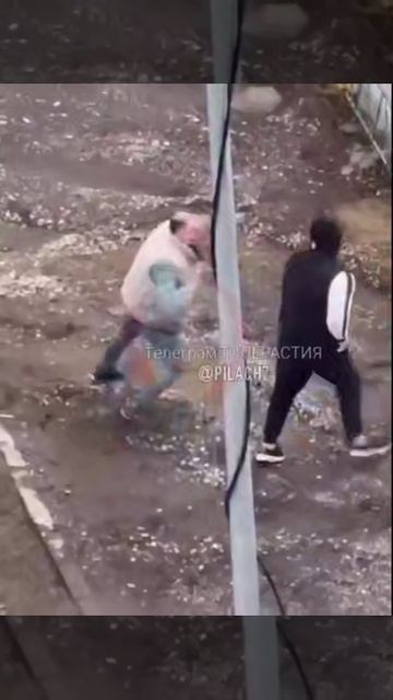 Жесткая драка водителей в казанском дворе