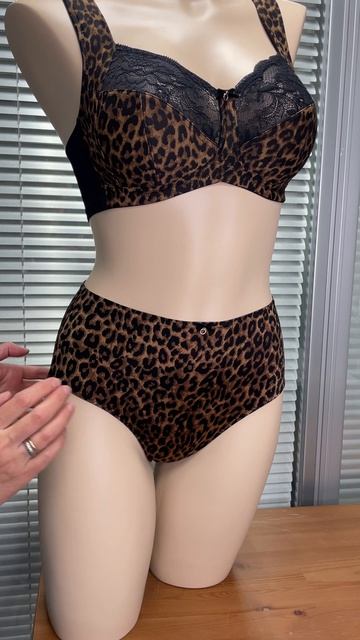 Liz 1913.781 by Rosa Faia