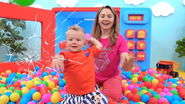 Адам помогает маме ухаживать за собачкой