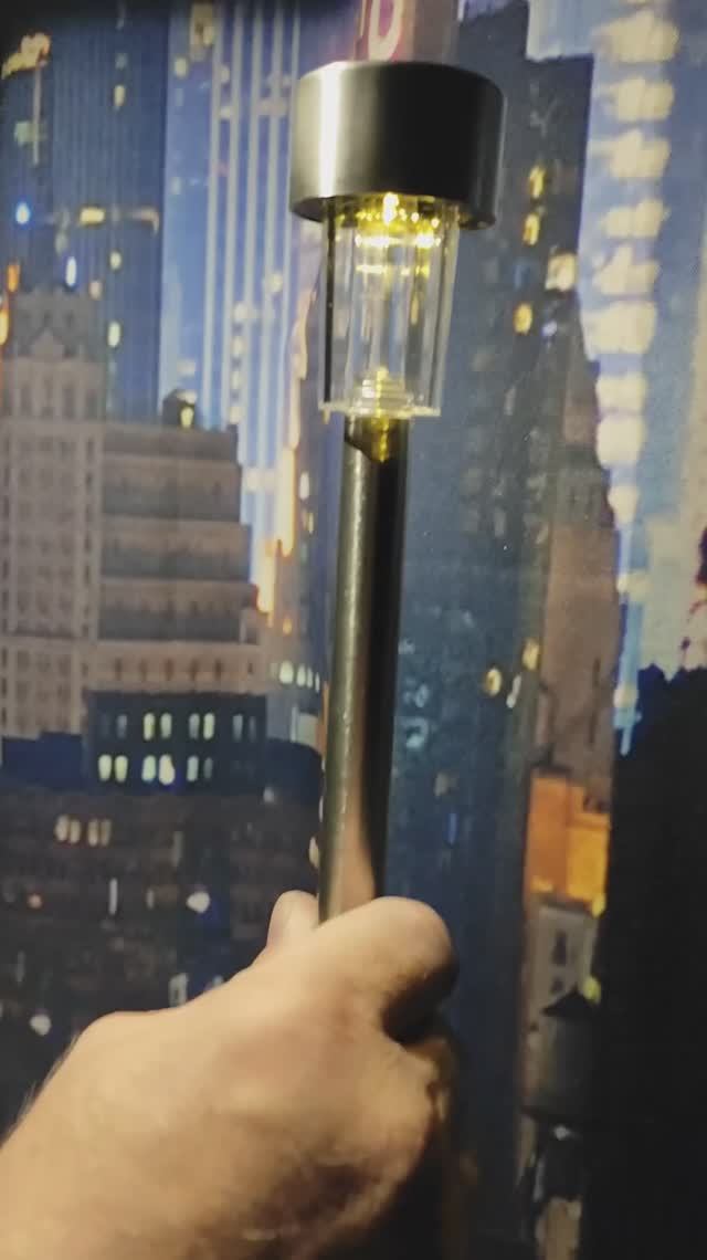 Садовый светильник фонарик работает на солнечной батарее