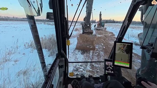 Строительство, поднятие  опрокинувшегося грузовика с землёй