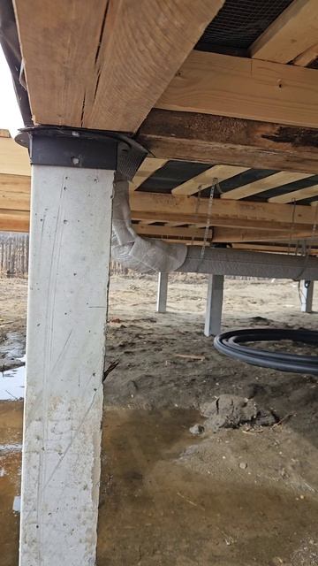 Внешняя канализация под домом на сваях