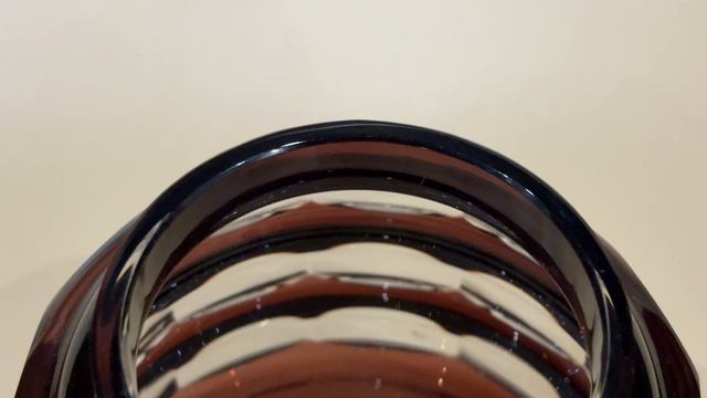 Коричневая стеклянная ваза с волнообразным рельефом (Европа, 1960–1970-е гг.)