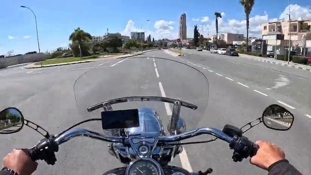 Два байкера, на двух Харлеях, за парой чашечек кофе!