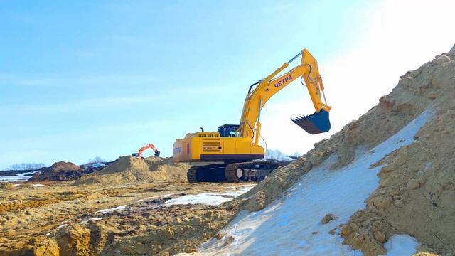 Эпичный видеообзор гусеничного экскаватора ЧЕТРА на месте работы
