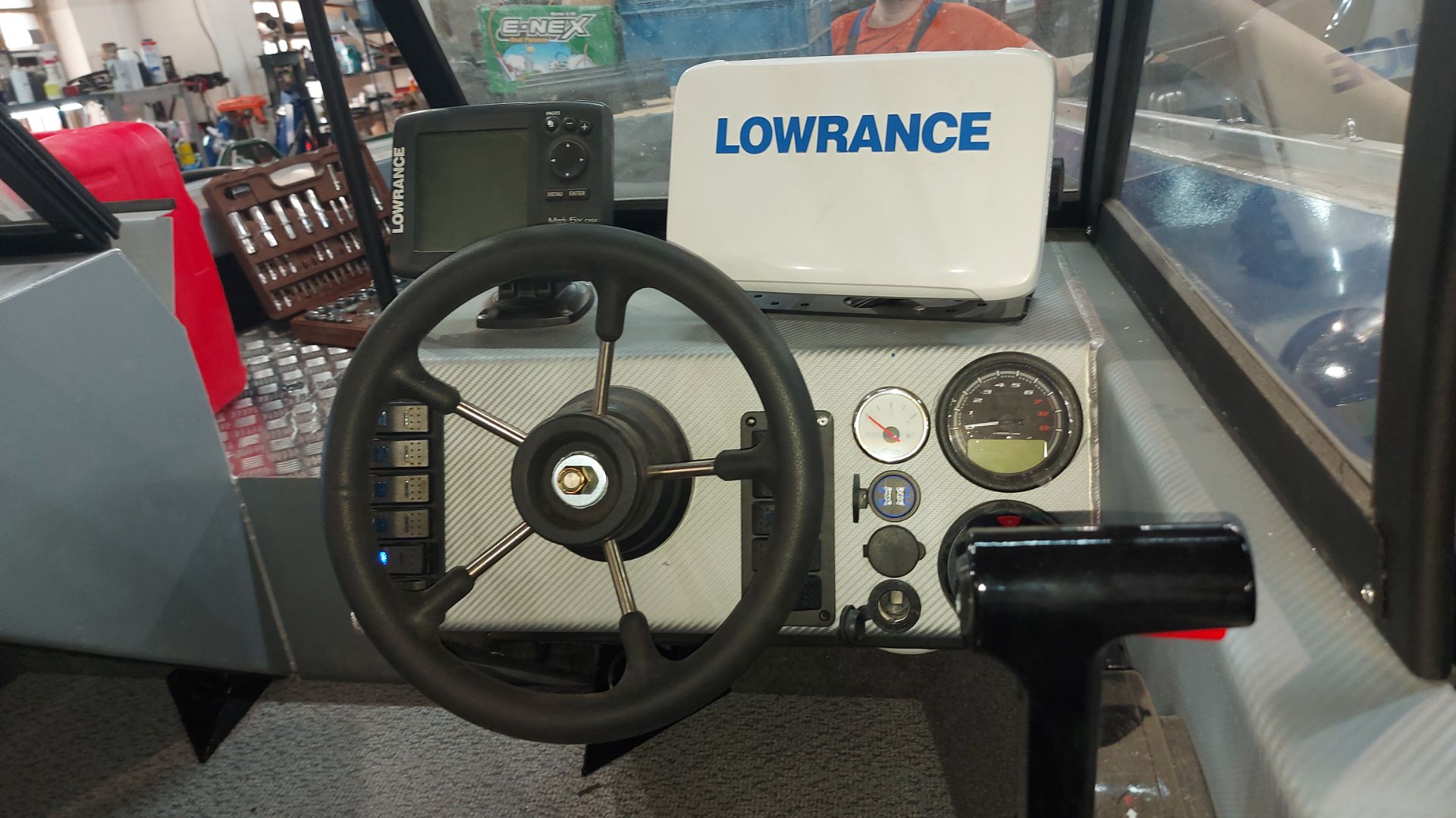 Демонтаж эхолота Lowrance с лодки orionboat 49 fish