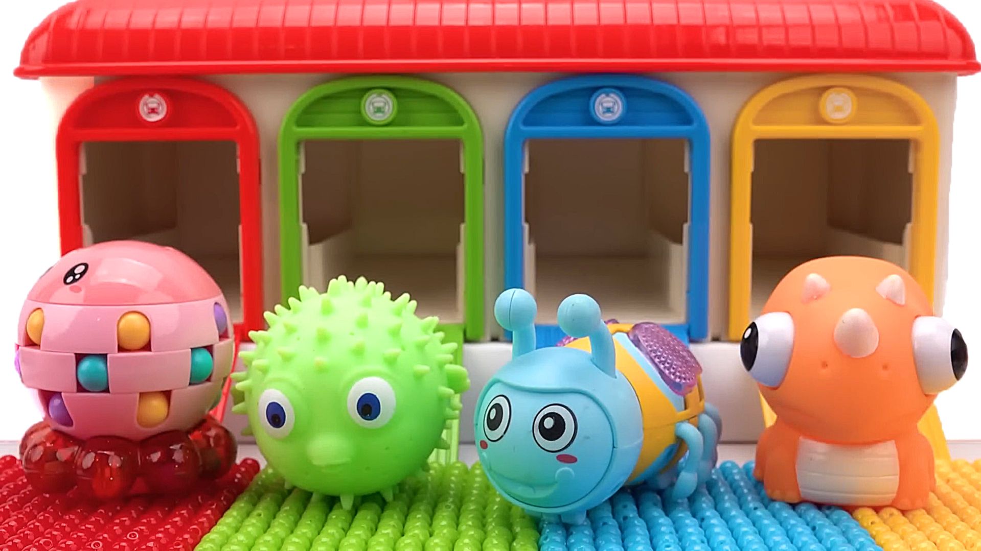 Мультики малышам. Залипалки. Радужные мячики-сжимайки и разноцветный гараж. Забавные игрушки.