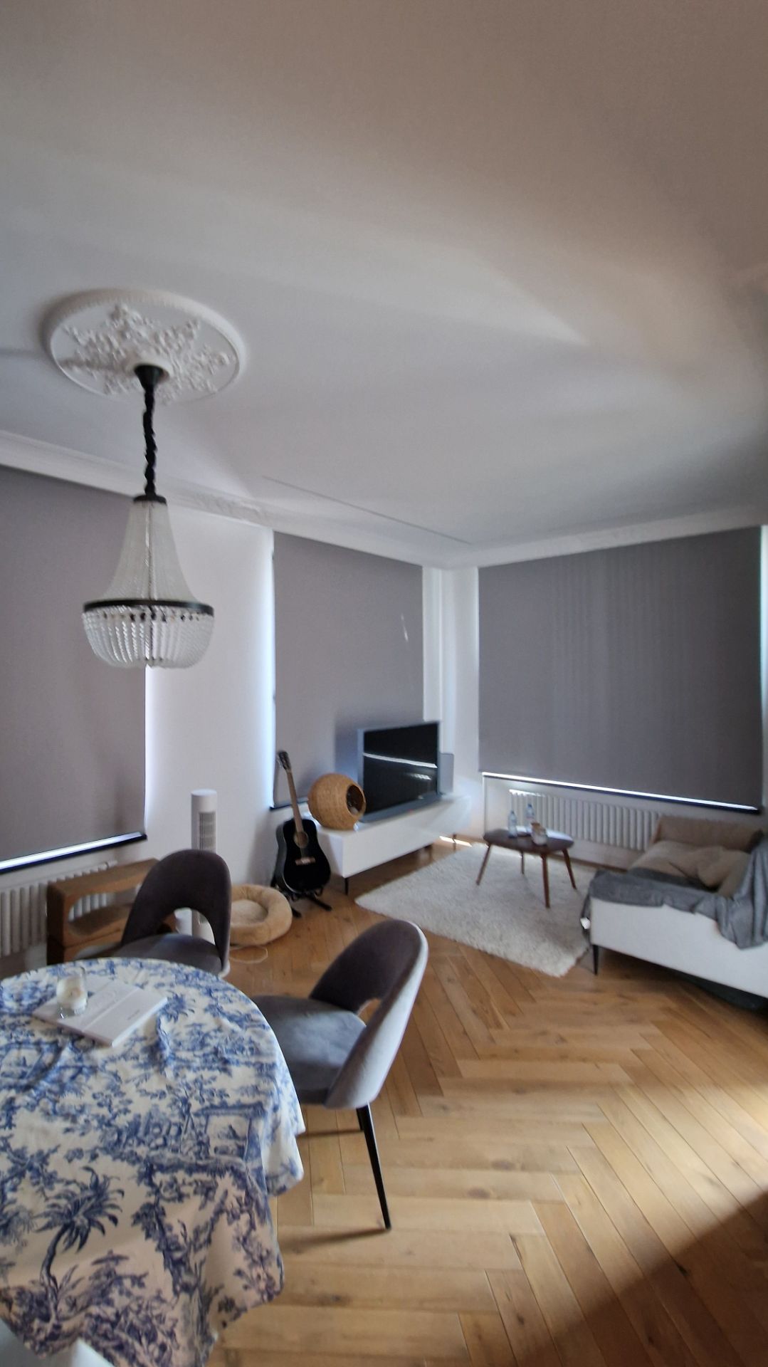 Ткань Респект блэкаут. Светло-серый. Свободновисящие рулонные шторы. Автоматика