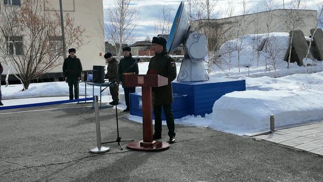 В Якутске возложили цветы к памятнику летчику-космонавту Герману Титову