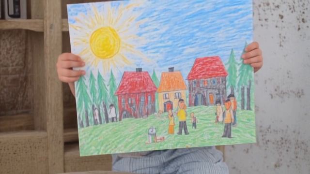 Мальчик показывает рисунок. Видео в нейросети